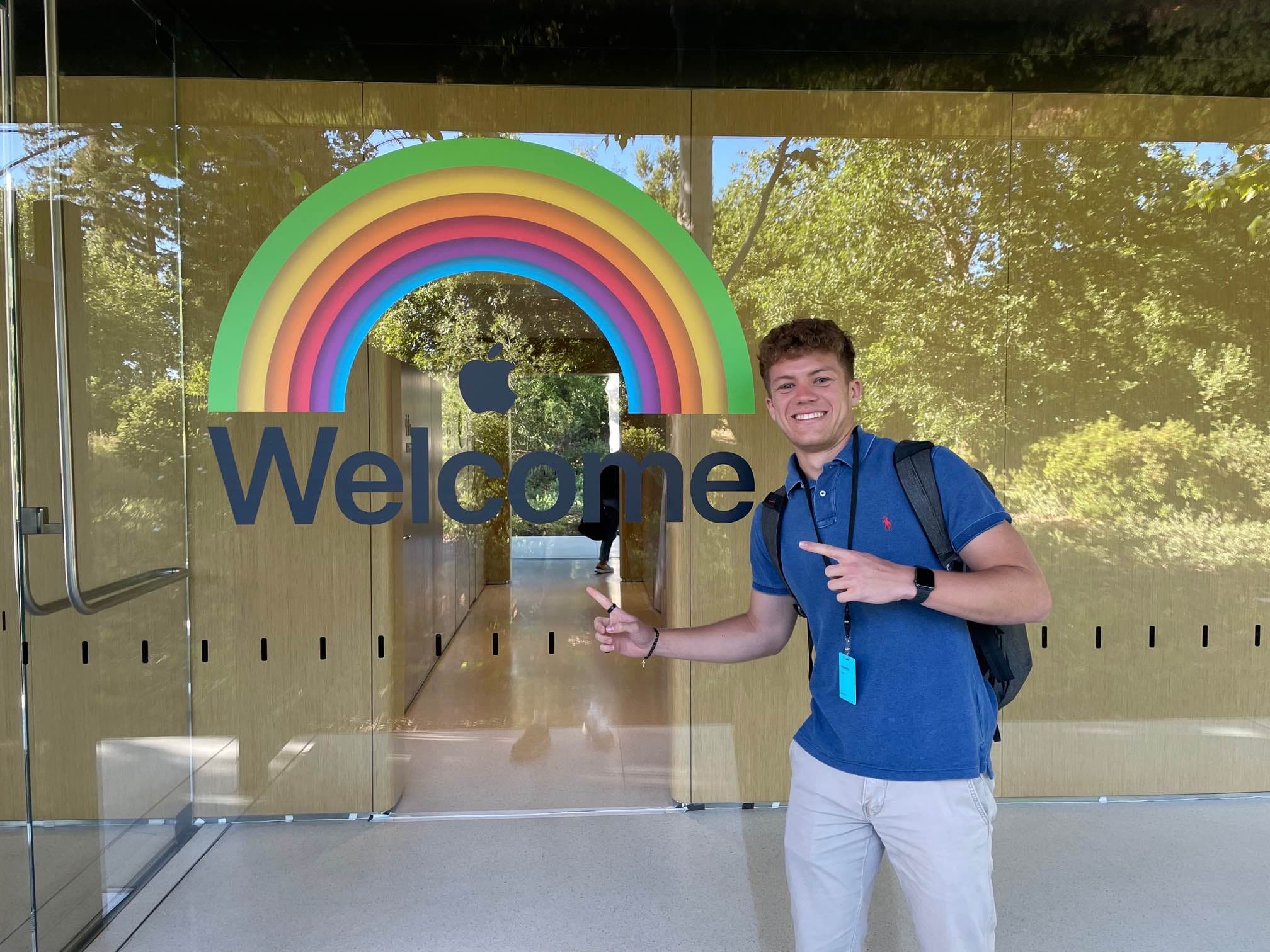 « Des étoiles dans les yeux » : l’aventure de Valentin (Epitech Bordeaux) à la WWDC 22 d’Apple ...